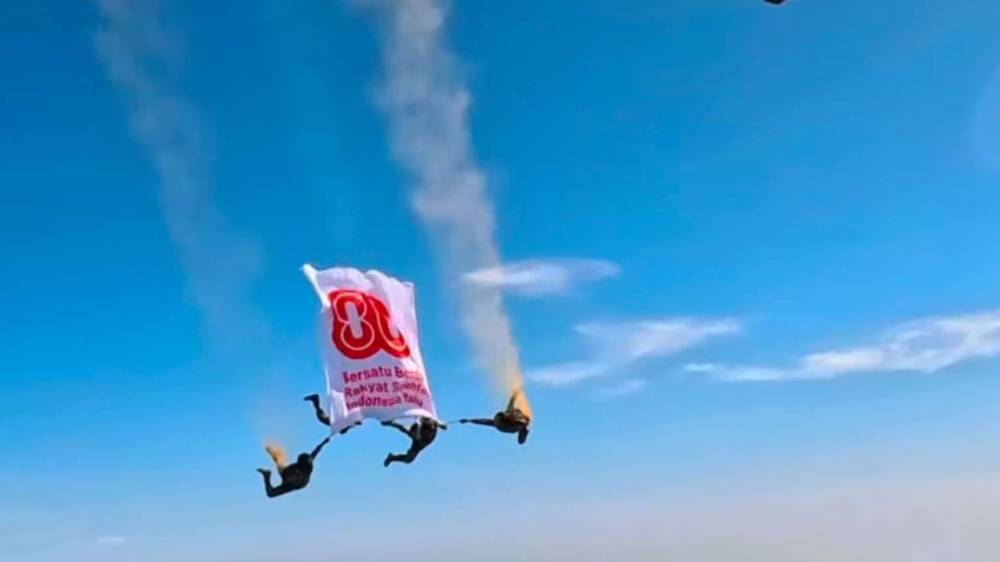 Para Penerjun Kopassus Lakukan Atraksi Spektakuler, Kibarkan Spanduk ...